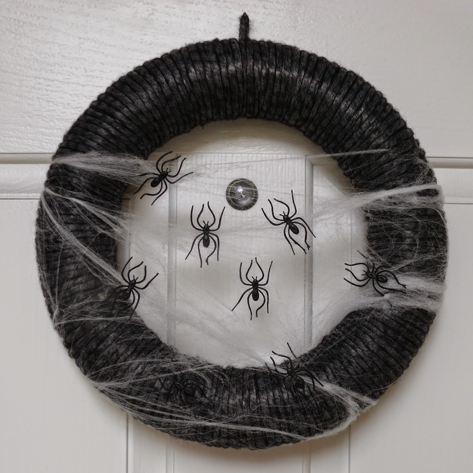 diy-spider-wreath-halloween