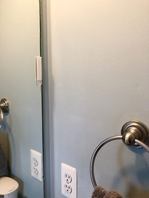 hang-bathroom-mirror-command-strip
