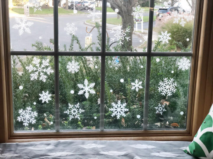 How to Decorate a Snowy Christmas Window