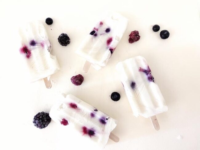 Quick and Delicious Berry and Yogurt Popsicles - momhomeguide.com